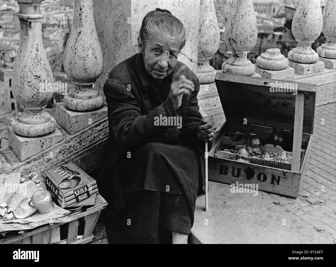 Travel to Naples - Italy in 1950s - Old woman from Santa Lucia quarter ...