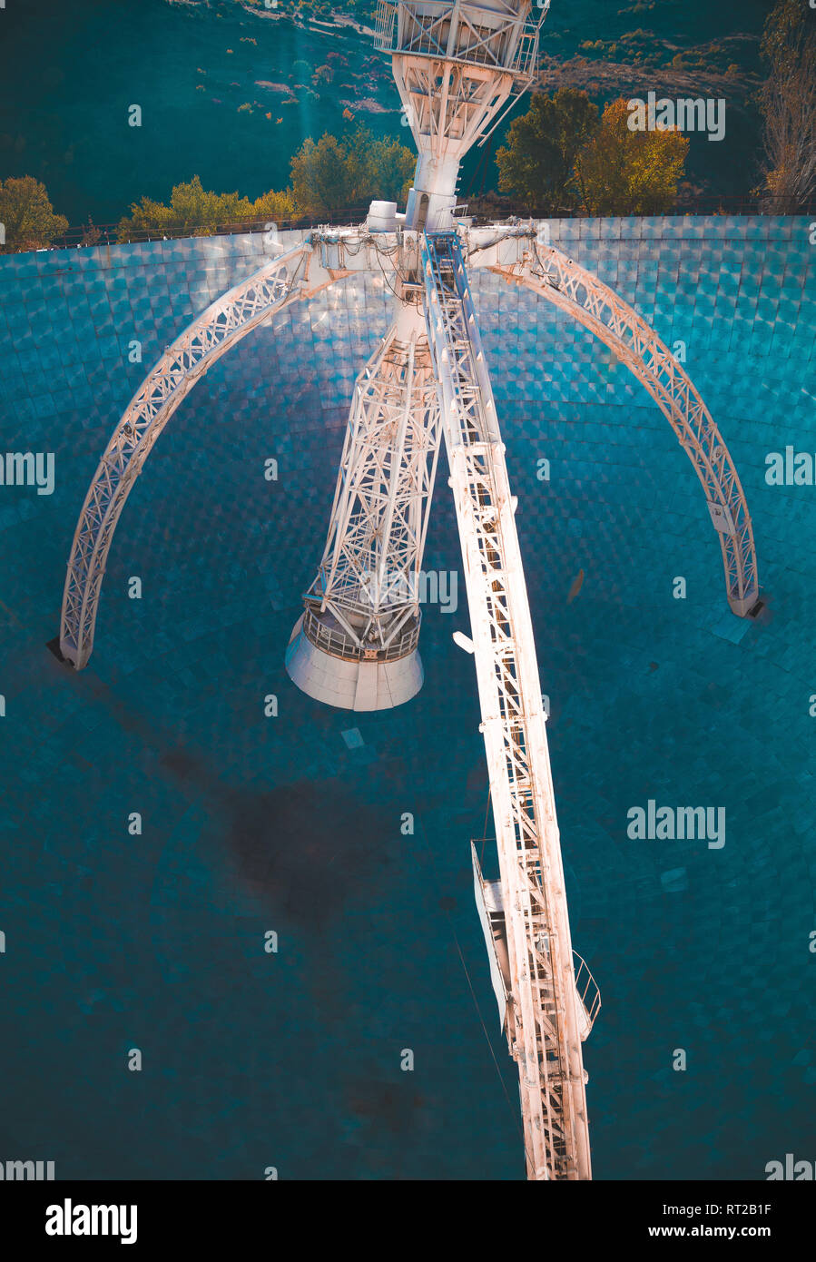 Satellite dish world map hi-res stock photography and images - Alamy