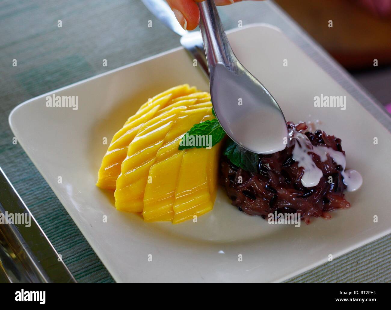 Sweet sticky rice with mango, Thai dessert Stock Photo - Alamy
