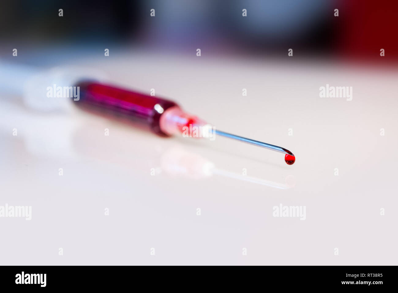 Syringe needle with blood drop macro view Stock Photo - Alamy