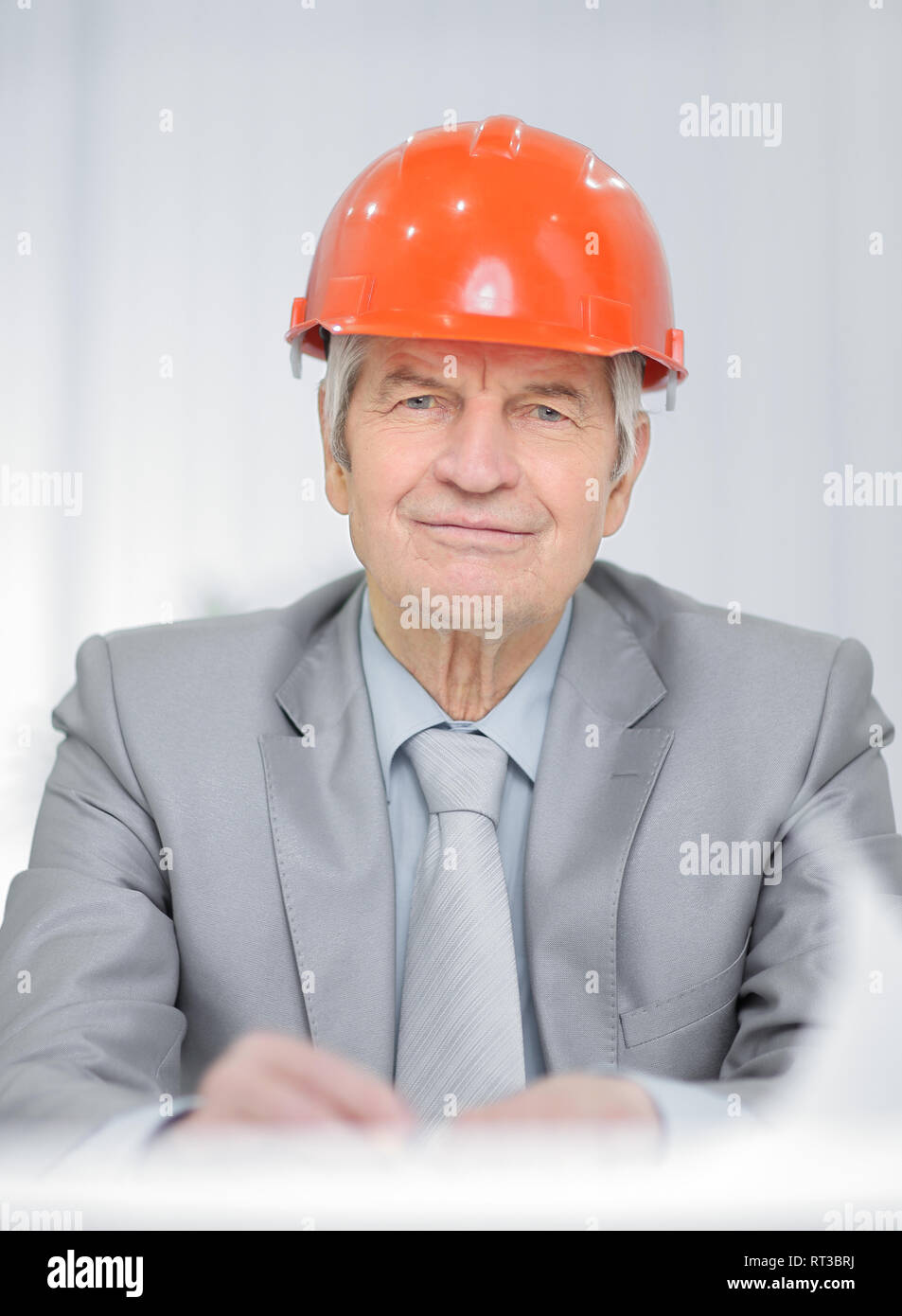 portrait of a senior engineer sitting at his Desk Stock Photo - Alamy