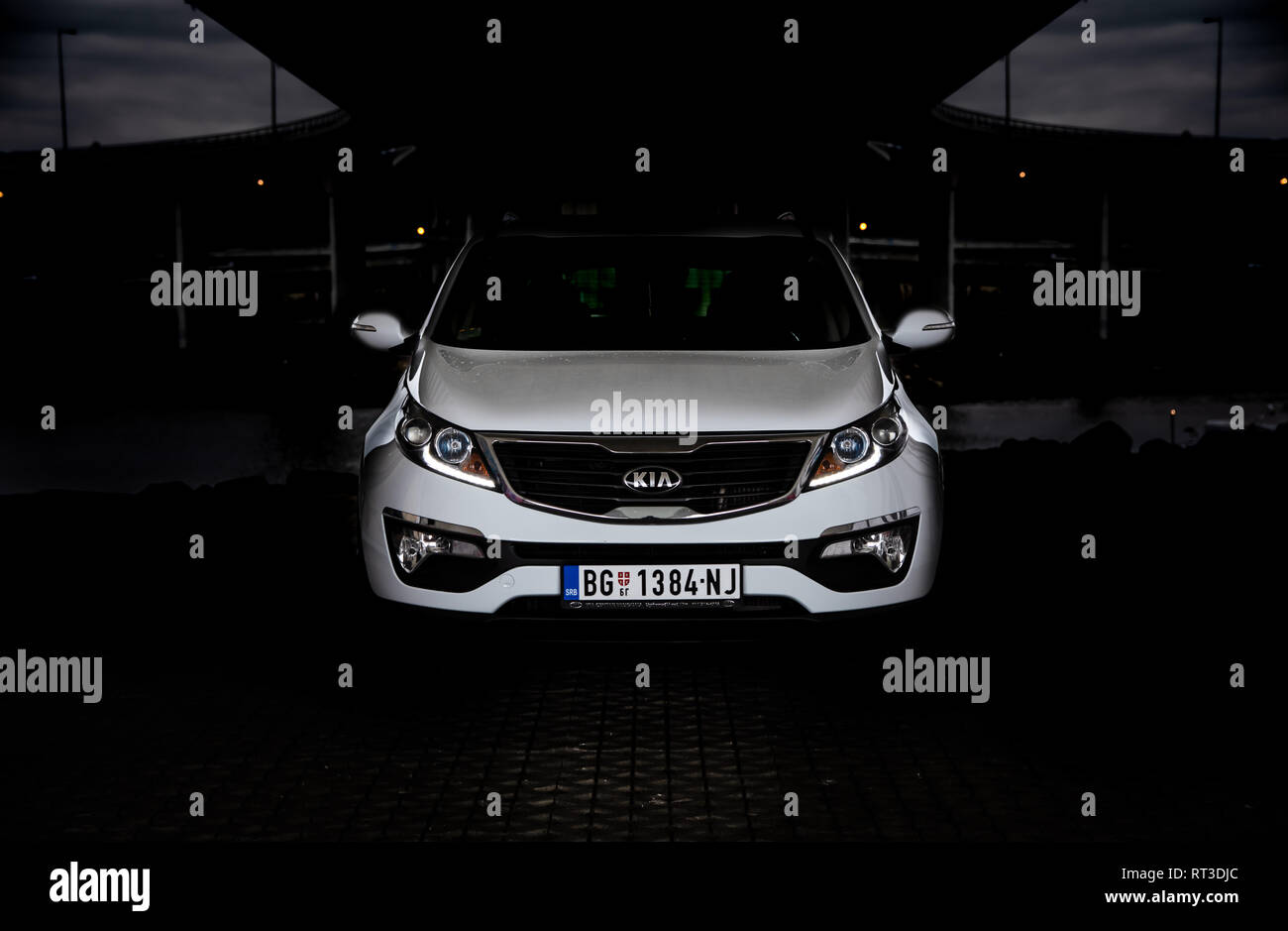 Under her car photo hi-res stock photography and images - Alamy