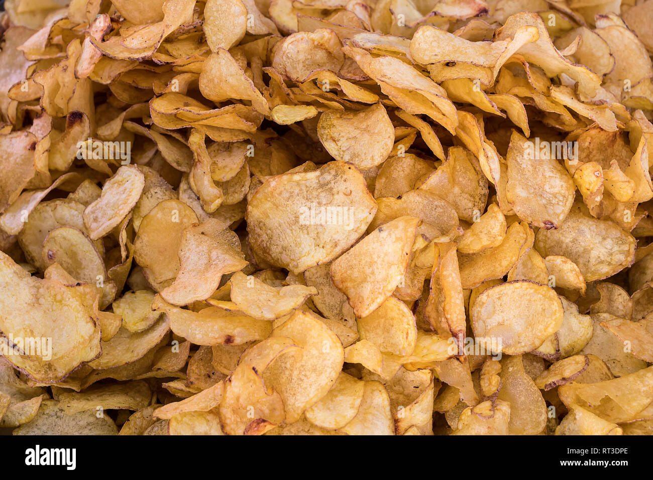 Potato chips texture and background Stock Photo - Alamy