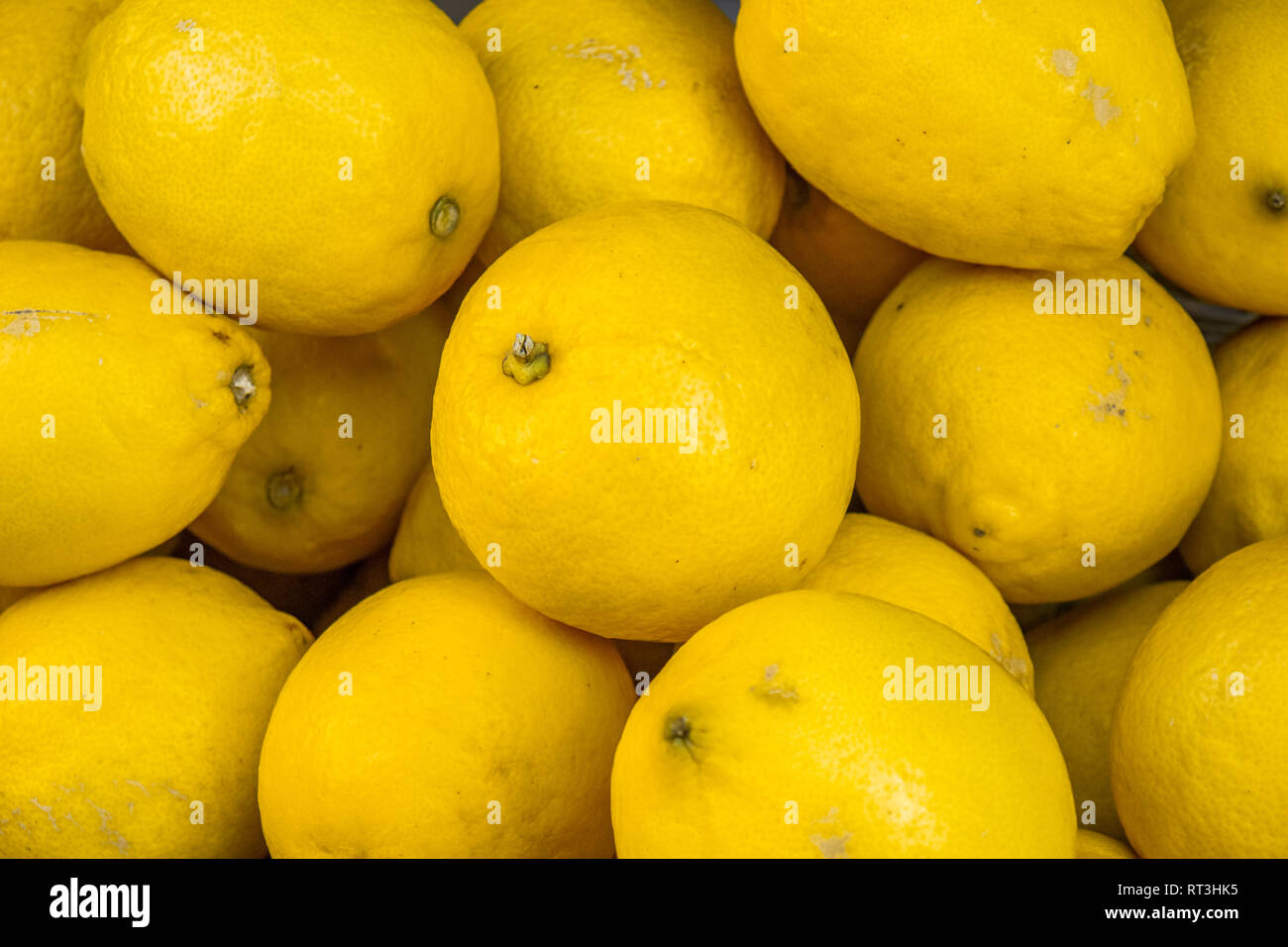 a bunch of fresh lemon Stock Photo - Alamy