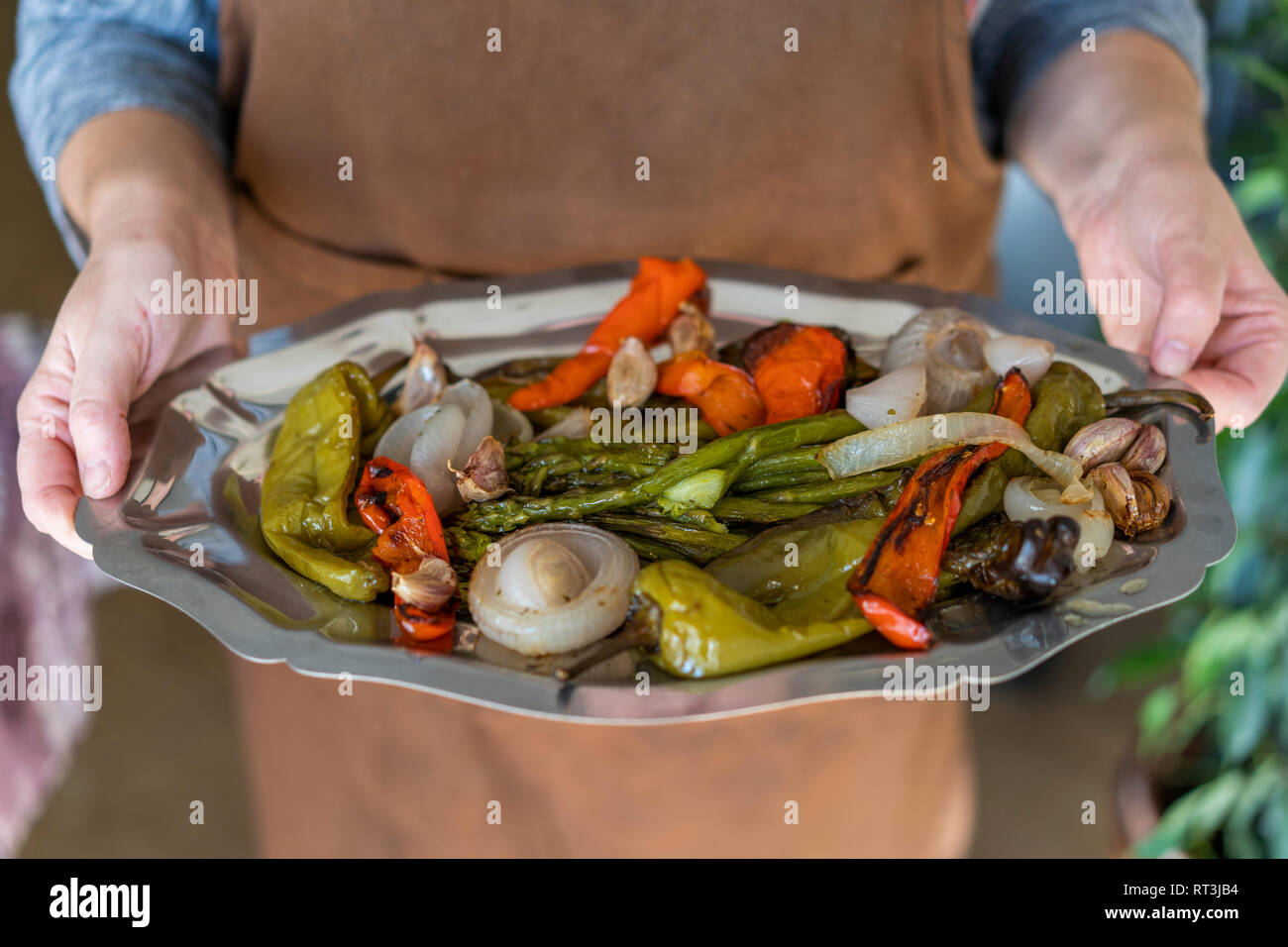 Hands with plate hi-res stock photography and images - Alamy
