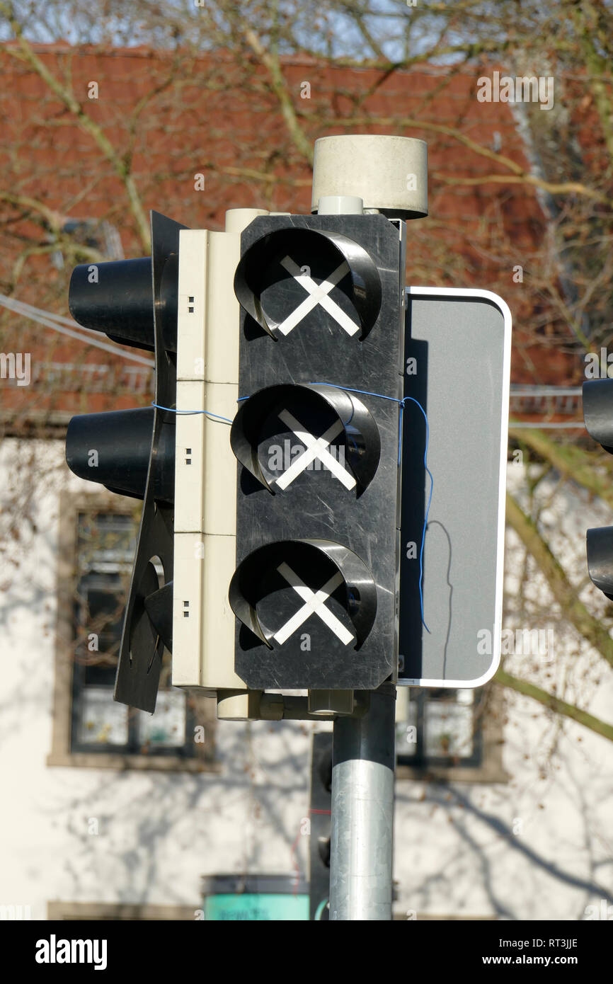 Dead, cut-off traffic lights, construction site traffic lights ...