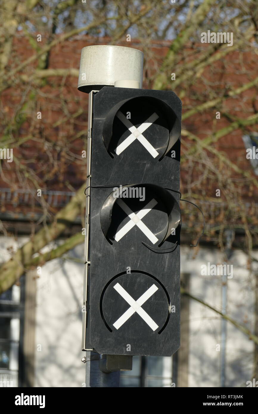 Dead, cut-off traffic lights, construction site traffic lights ...