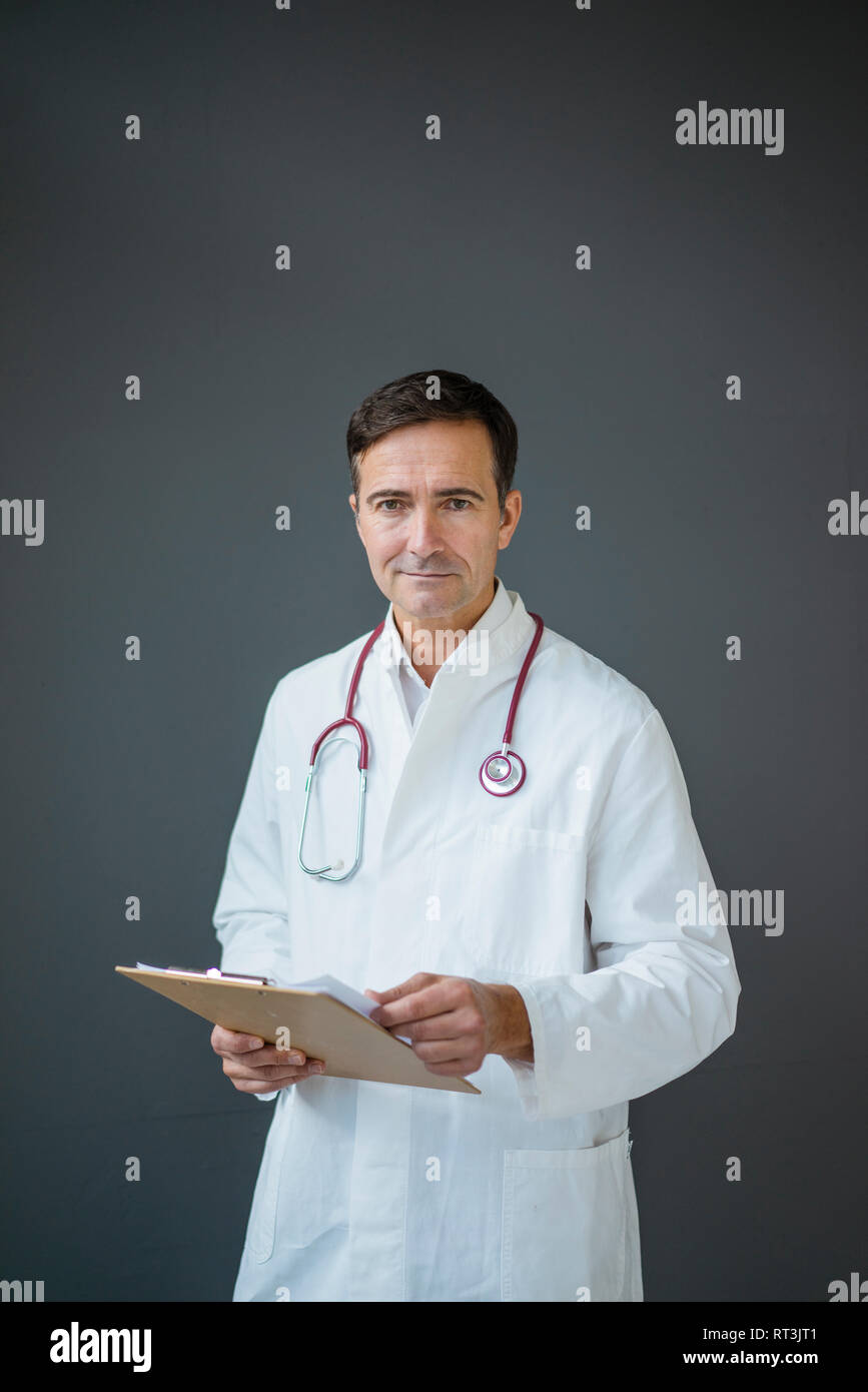 Confident doctor hi-res stock photography and images - Alamy