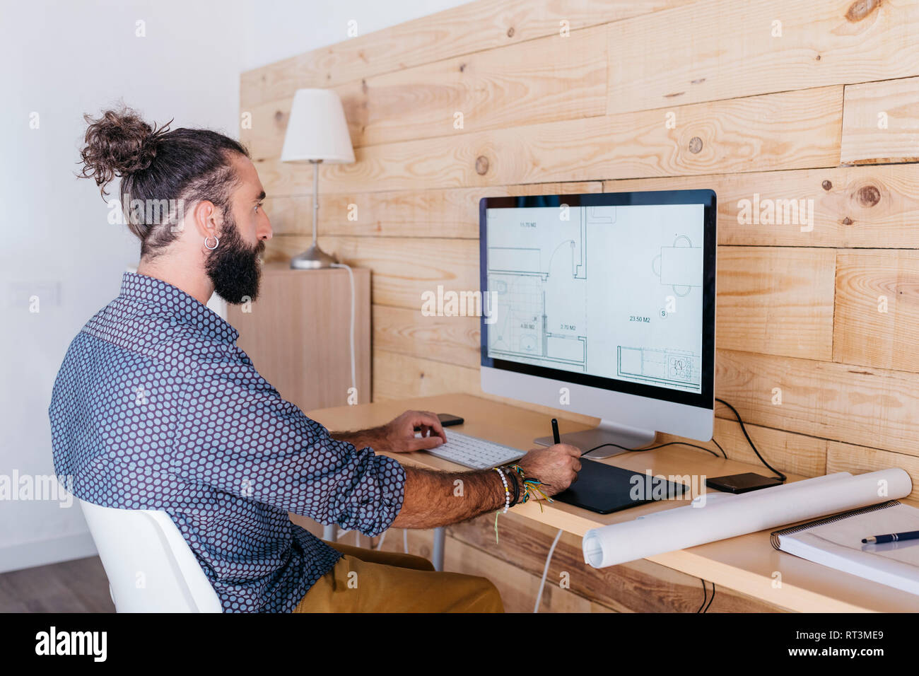 Man using computer plan hi-res stock photography and images - Alamy