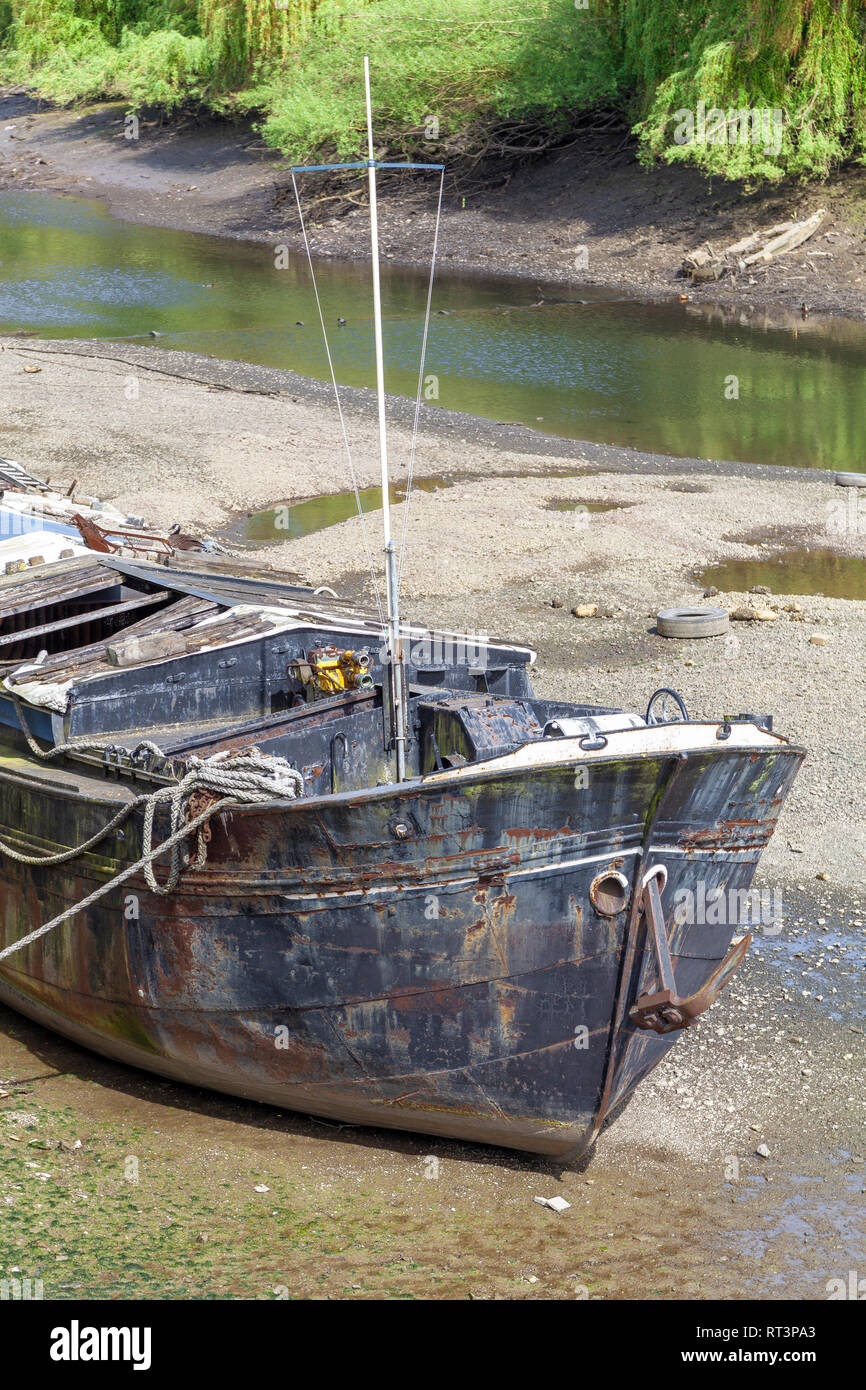 Abandoned barge hi-res stock photography and images - Alamy