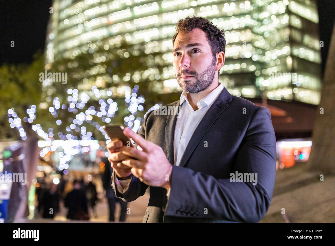 Businessmen in suits commuting hi-res stock photography and images - Alamy