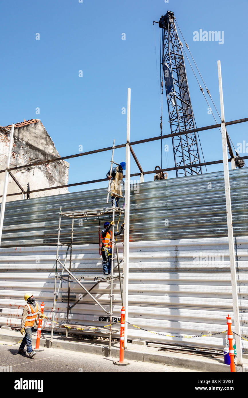 South american man builder hi-res stock photography and images - Alamy