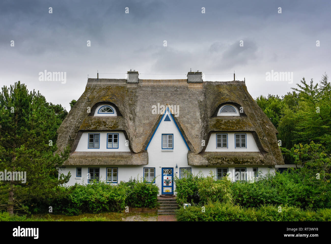 Traditional houses thatched roof hi-res stock photography and images ...