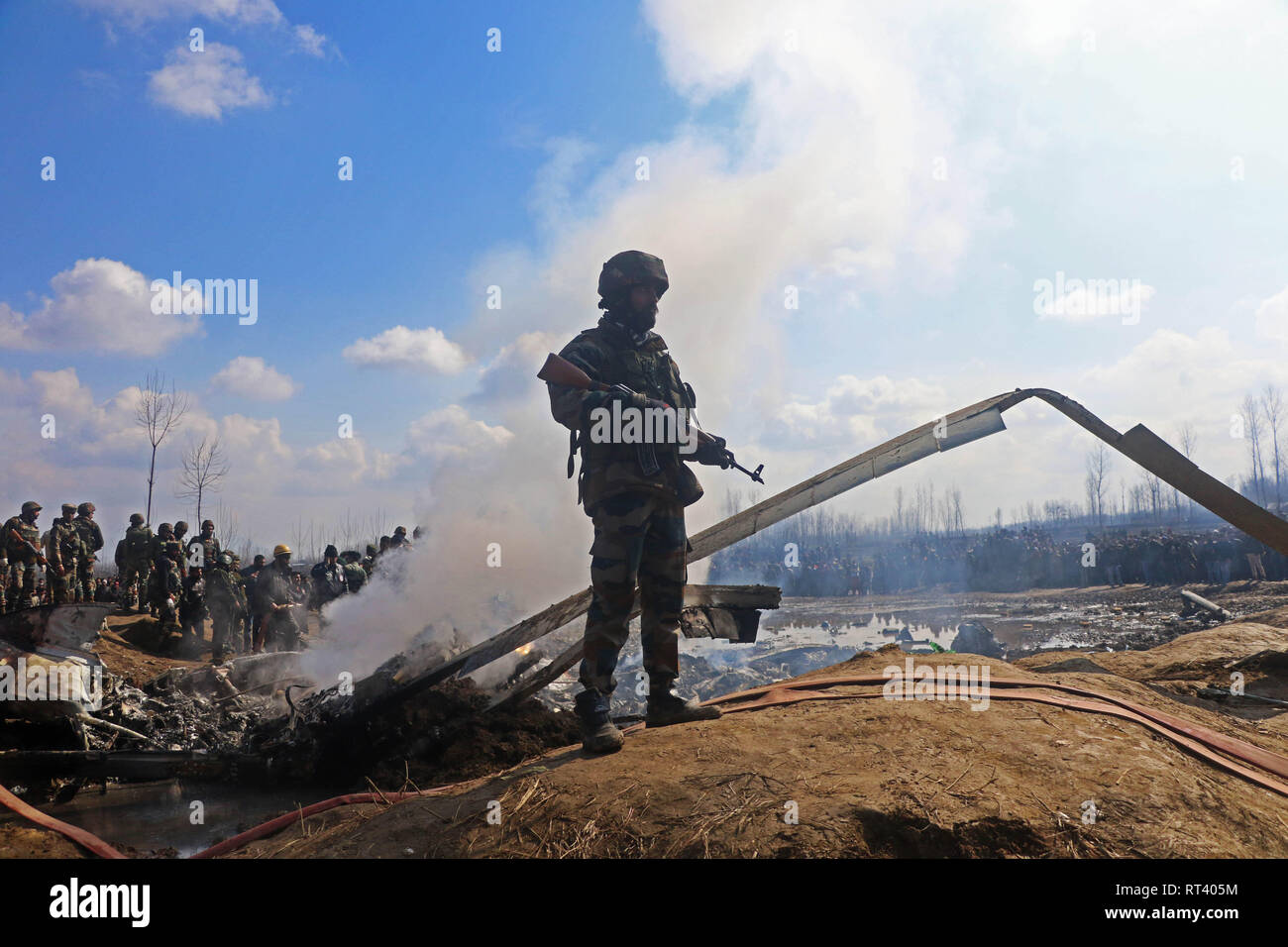 Indian army soldier on kashmir border hi-res stock photography and ...