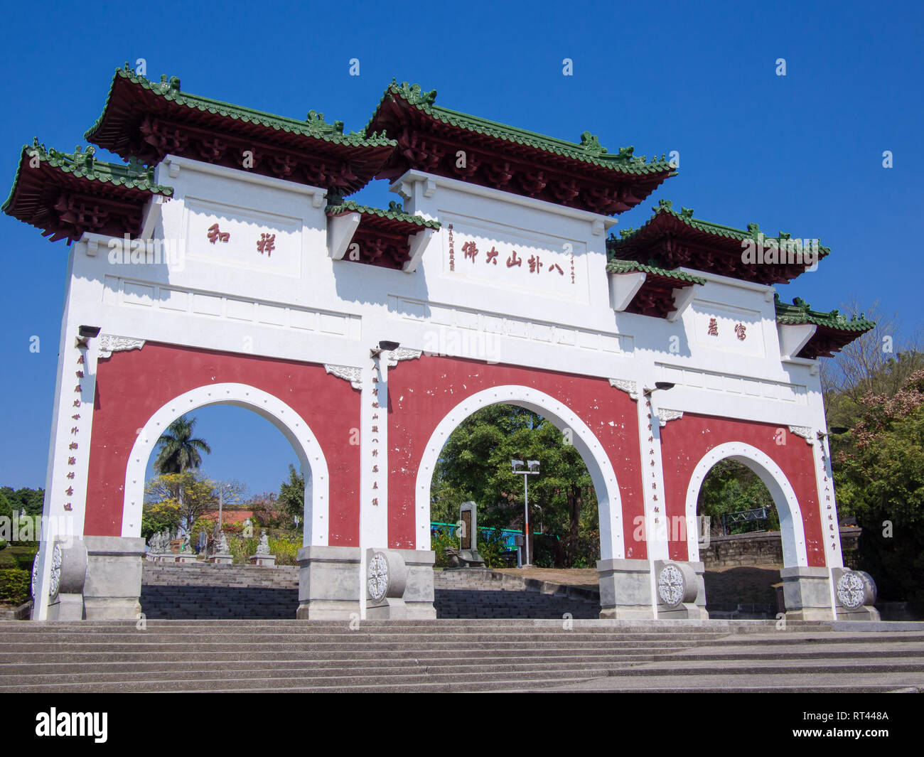 The main gate of the Great Buddha Temple at Baguashan in Changhua ...