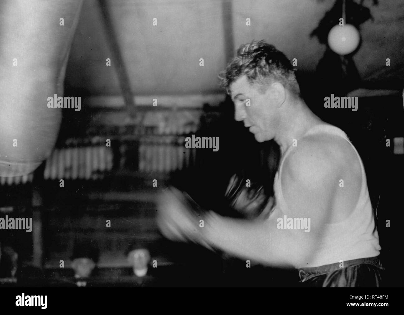 Dudas, Steve, 2.7.1913 - 8.3.1999, American boxer, during preparation ...