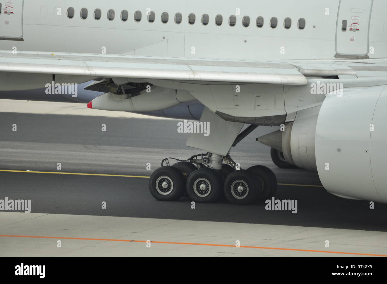 main gear of a Boeing 777 Stock Photo - Alamy