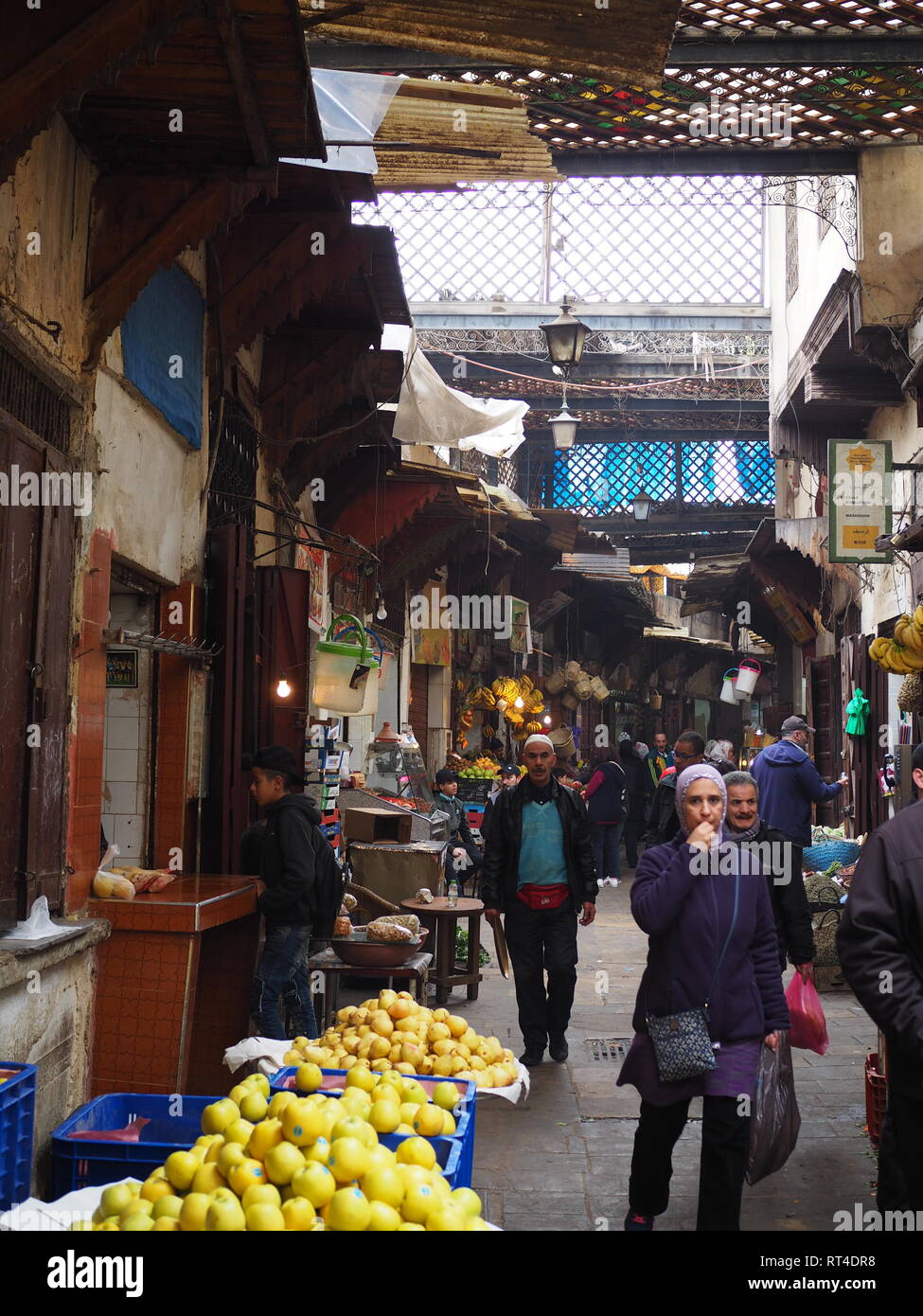 Shopping in Fez Medina market, Morocco Stock Photo - Alamy