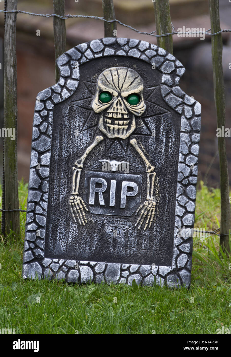 Gravestone with skeleton hi-res stock photography and images - Alamy