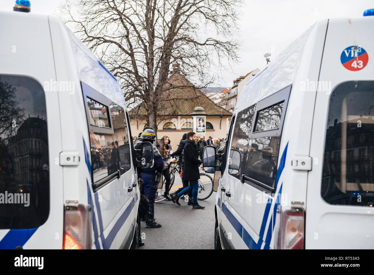 French crs riot police officers hi-res stock photography and images - Alamy