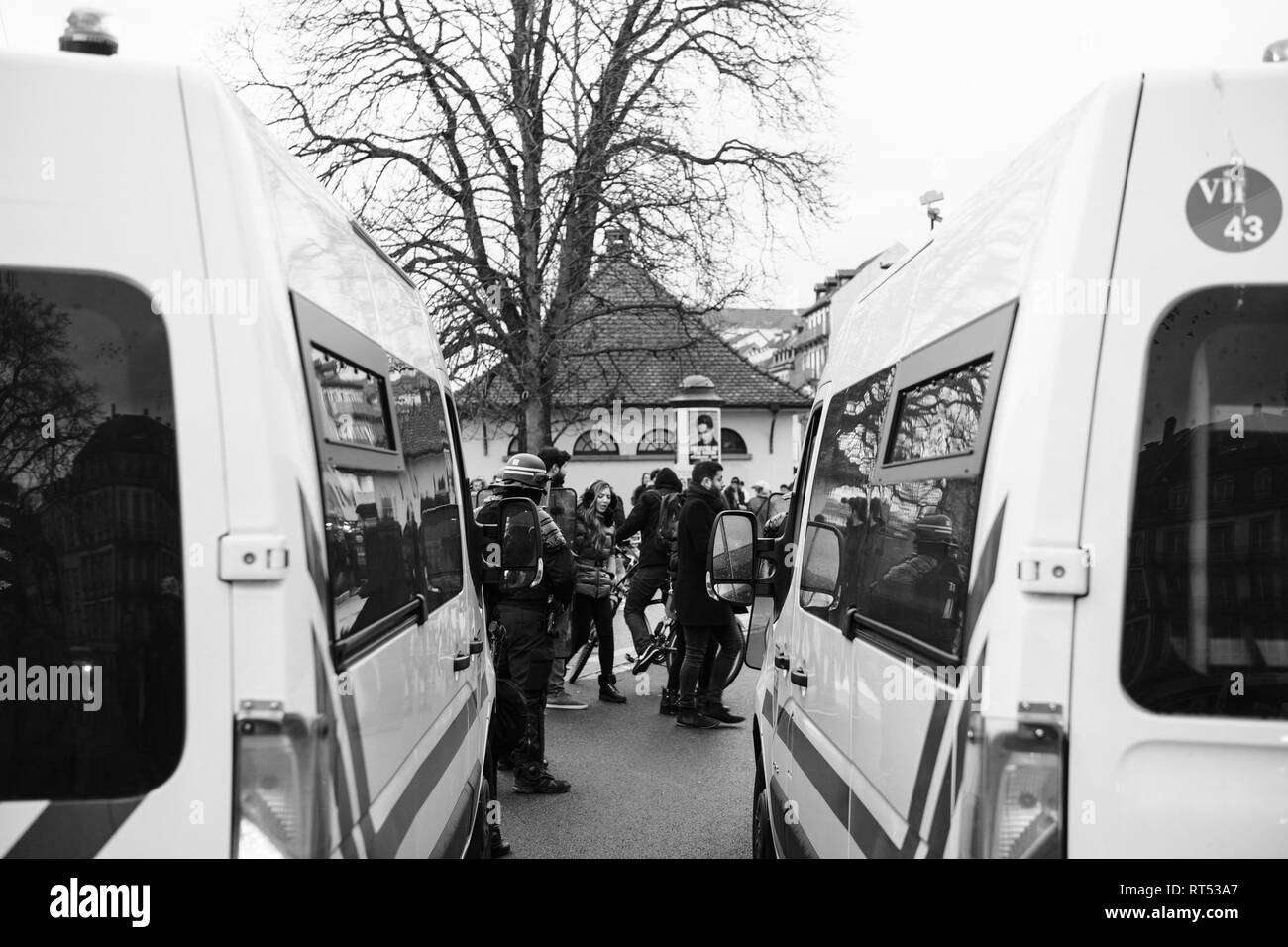 French crs riot police officers hi-res stock photography and images - Alamy
