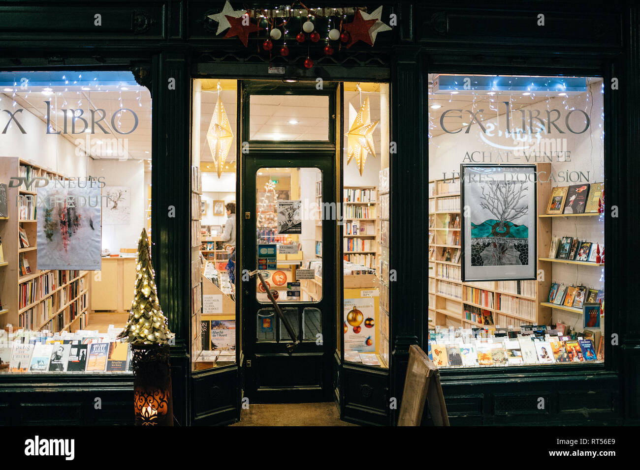 Book store front paris hi-res stock photography and images - Alamy
