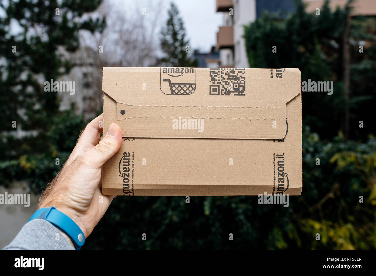 Holding amazon order carton hi-res stock photography and images - Alamy