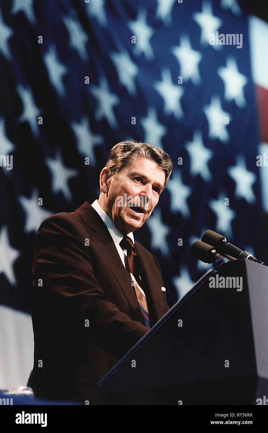 Ronald reagan president podium hi-res stock photography and images - Alamy