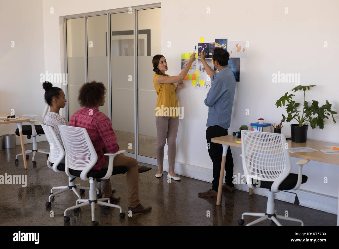 Bright modern office hi-res stock photography and images - Alamy