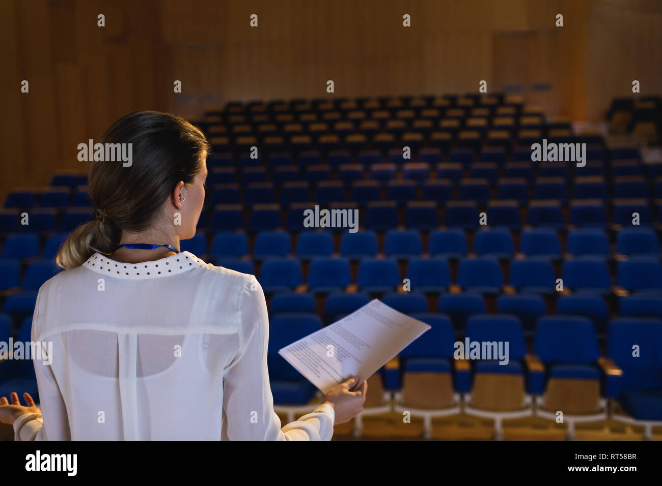 Reading script stage hi-res stock photography and images - Alamy