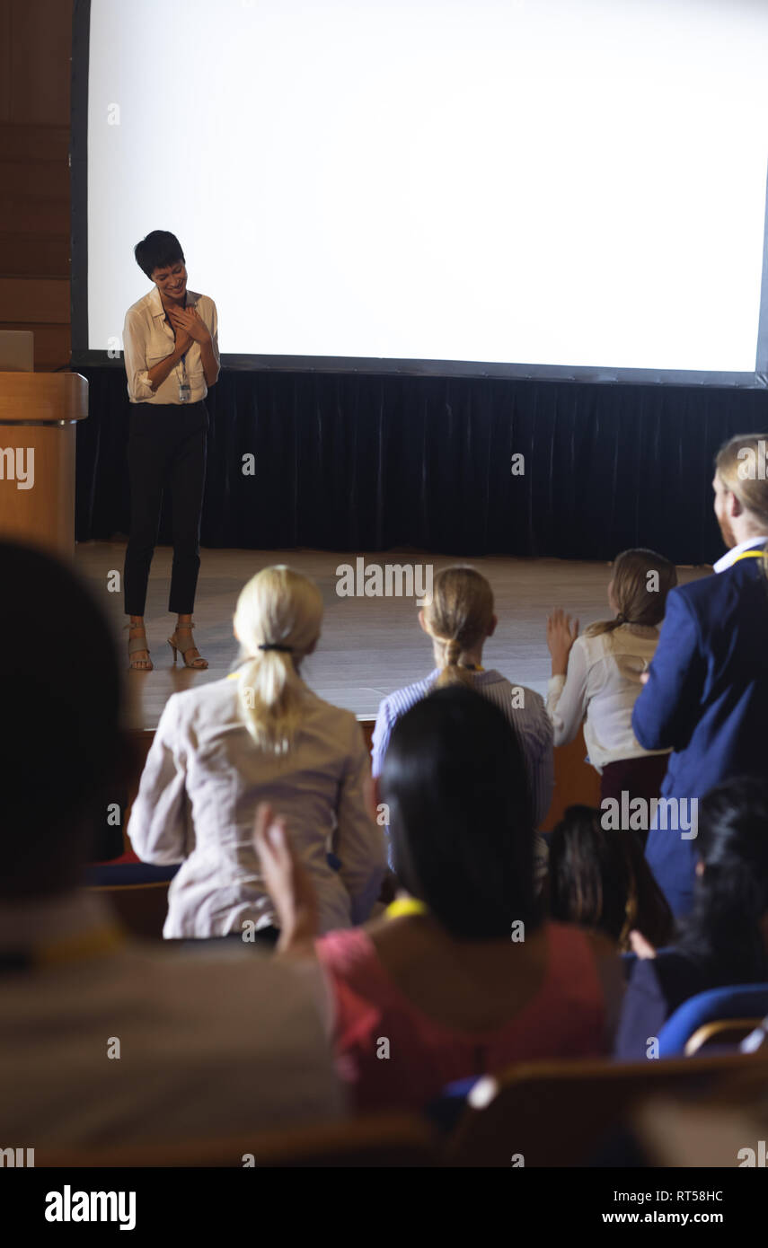 Audience clapping theater hi-res stock photography and images - Alamy