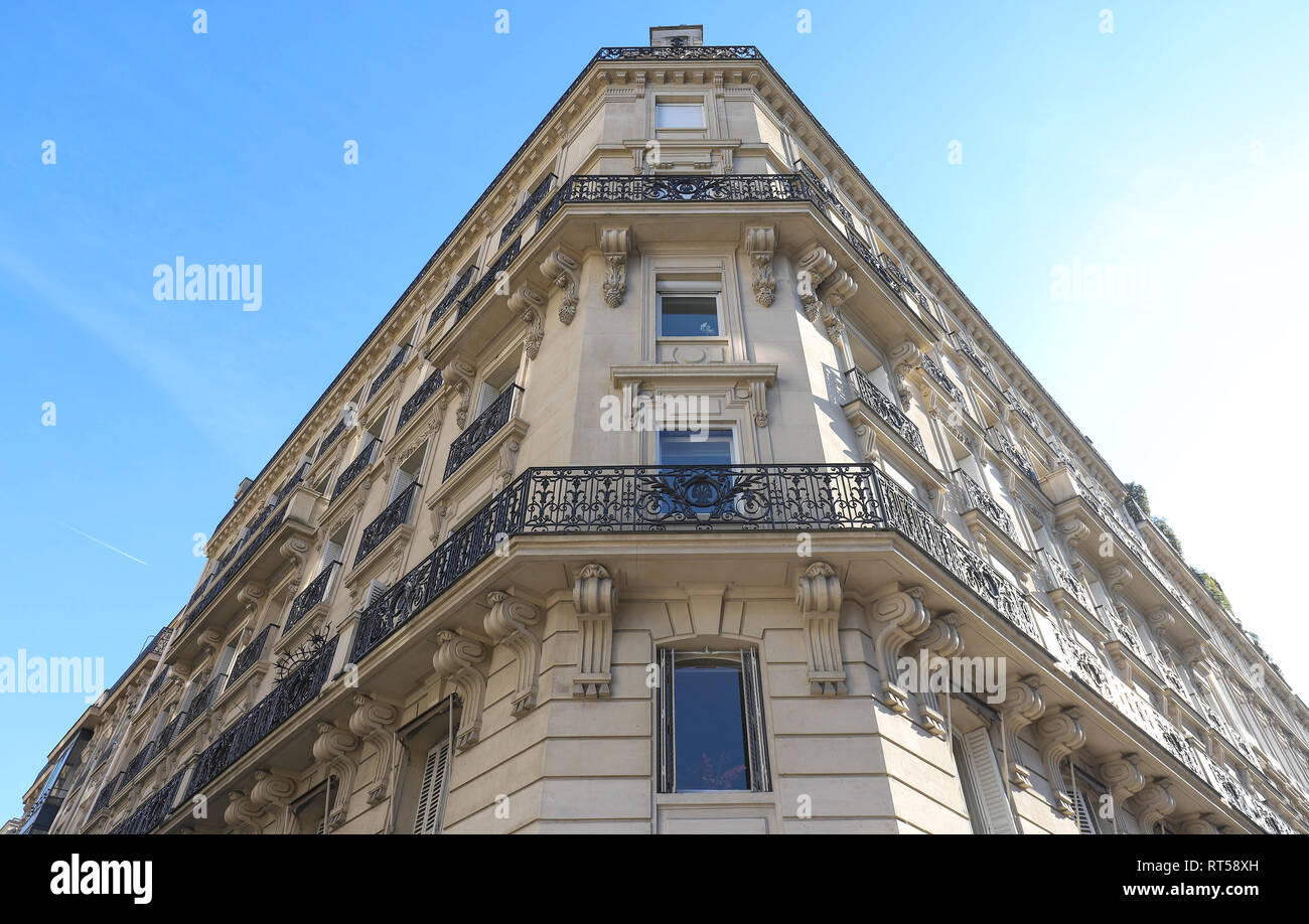 Paris building corner balcony view hi-res stock photography and images ...