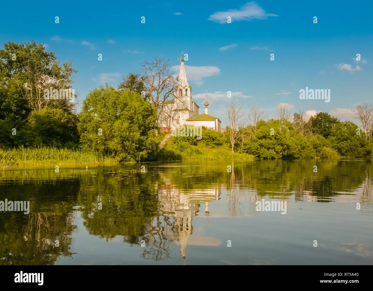 Summer countryside church hi-res stock photography and images - Alamy