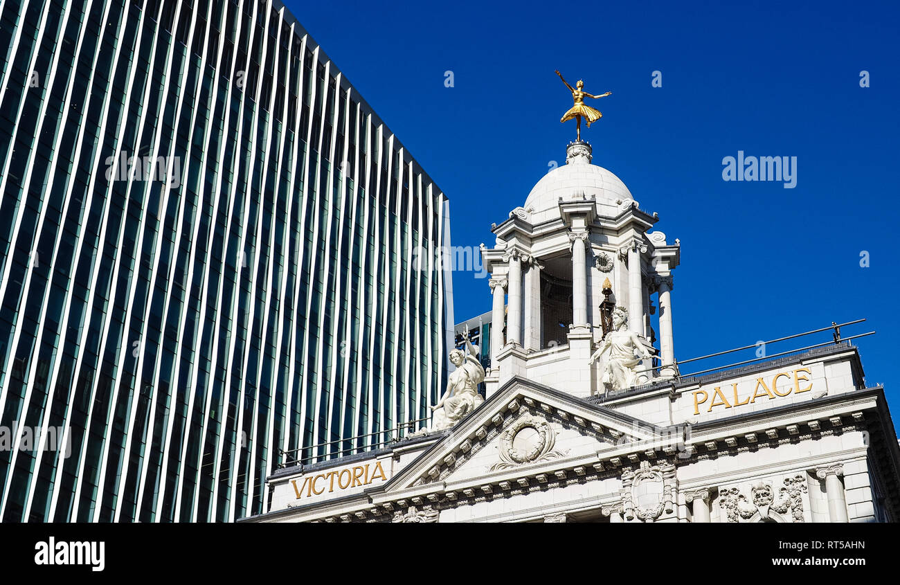 Victoria Palace Theatre Stock Photo - Alamy