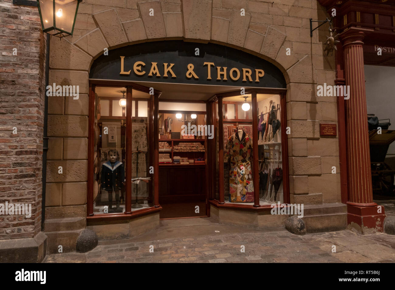Drapers shop hi-res stock photography and images - Alamy