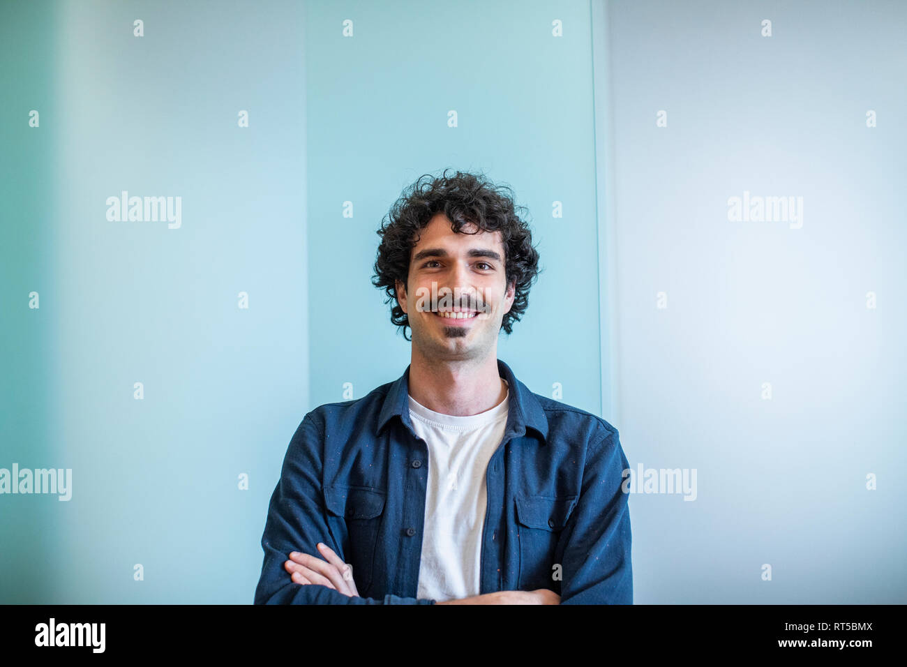 Man standing arms crossed business hi-res stock photography and images ...