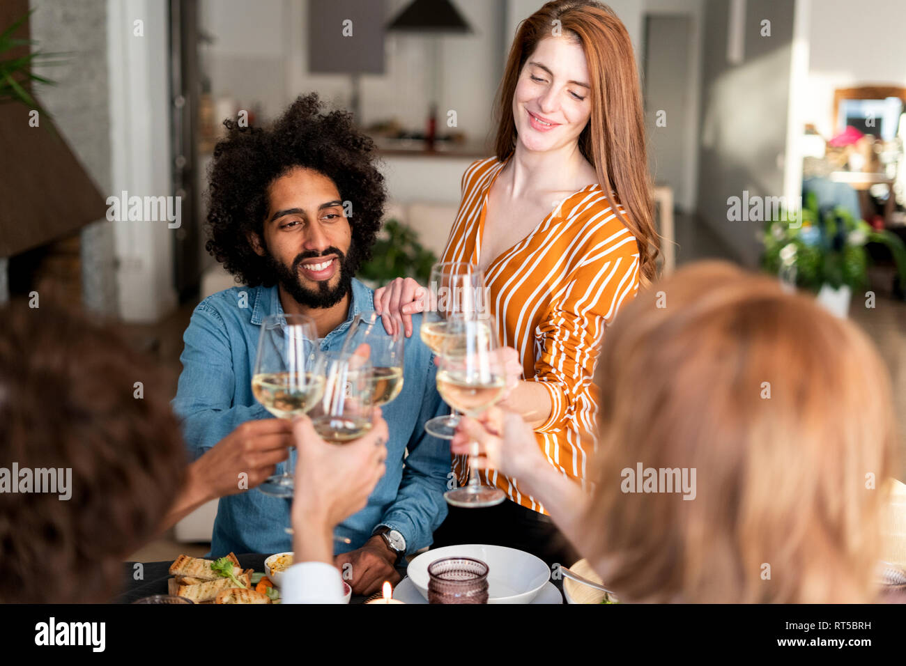 Dinner party friends conversation hi-res stock photography and images ...