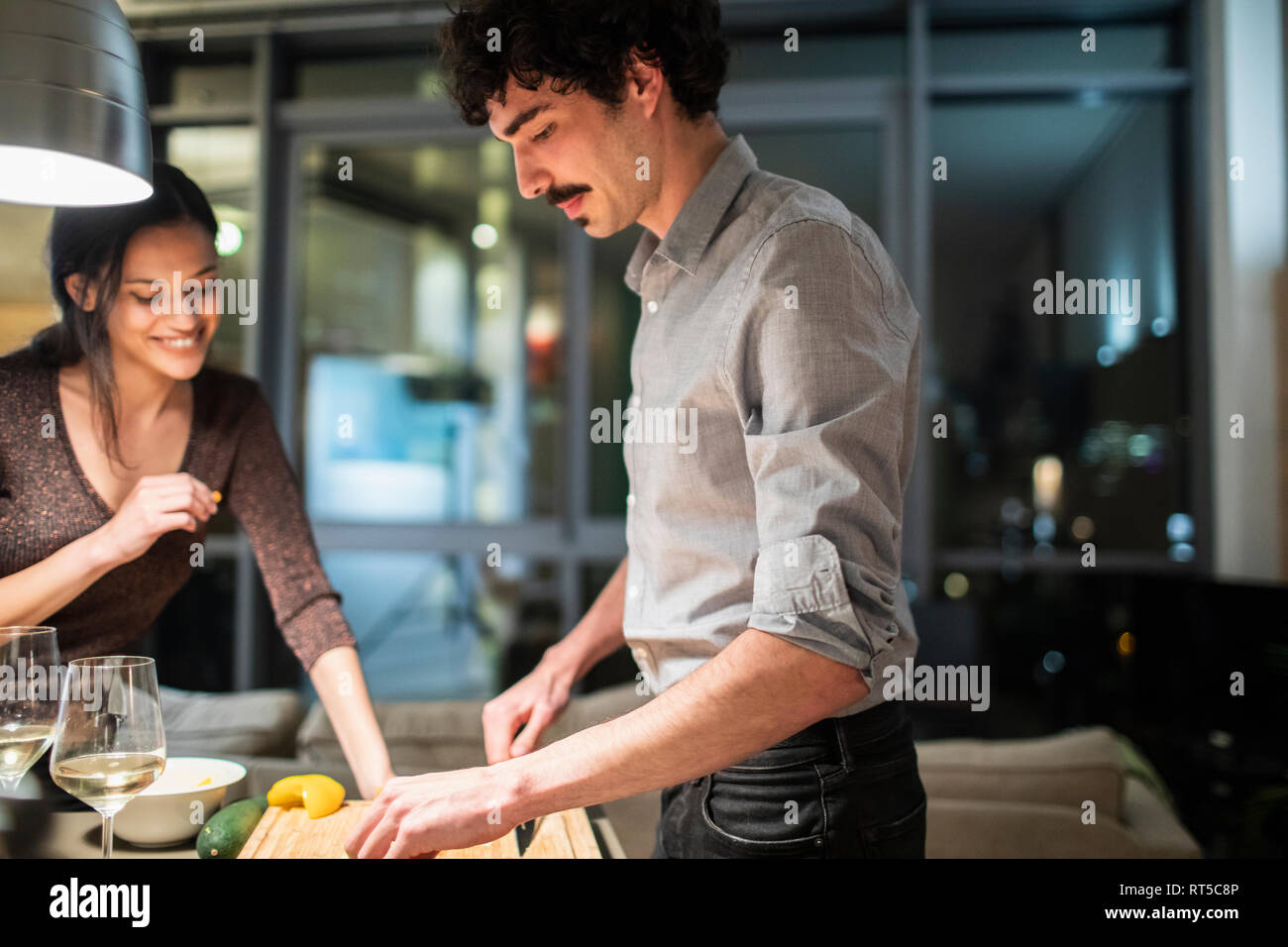 Man cooking dinner in hi-res stock photography and images - Alamy
