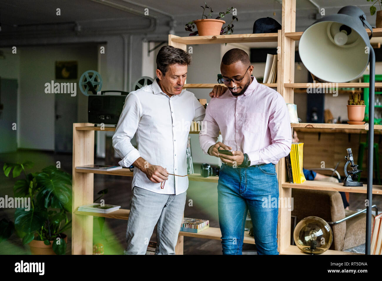 Two person speaking smart phone hi-res stock photography and images - Alamy