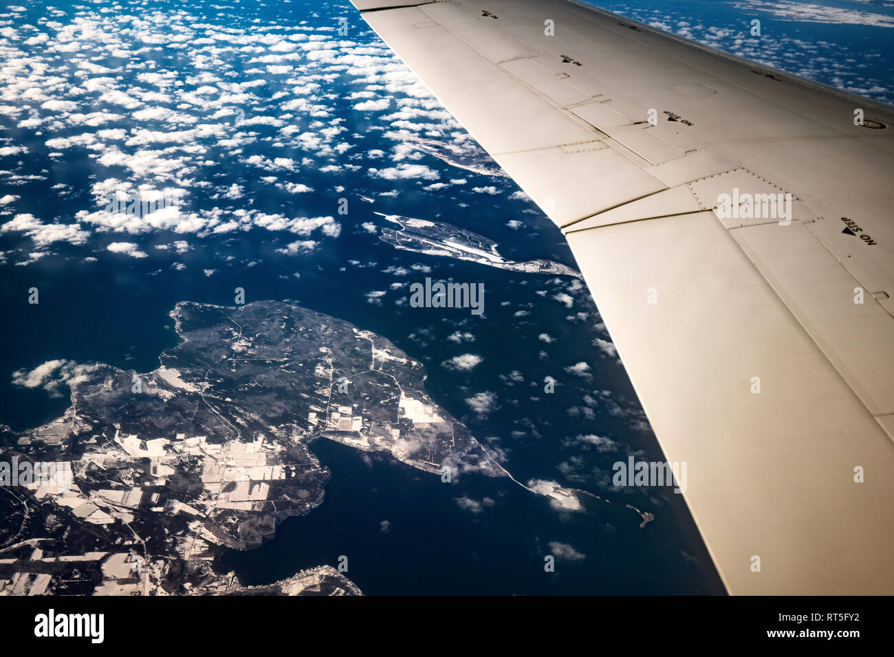 Aerial pictures of Montreal while flying over it on a commercial plane ...
