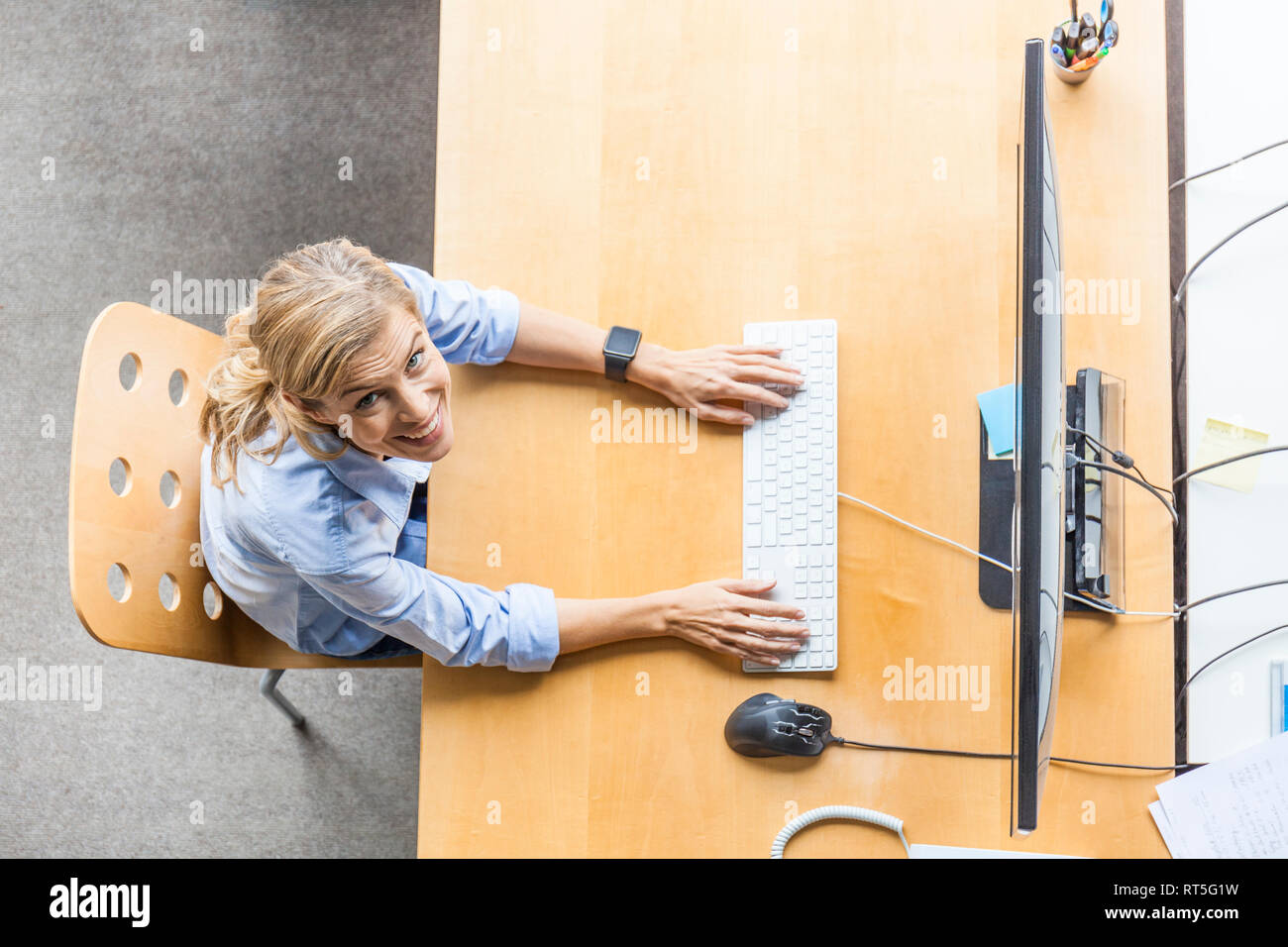Using desk computer hi-res stock photography and images - Alamy