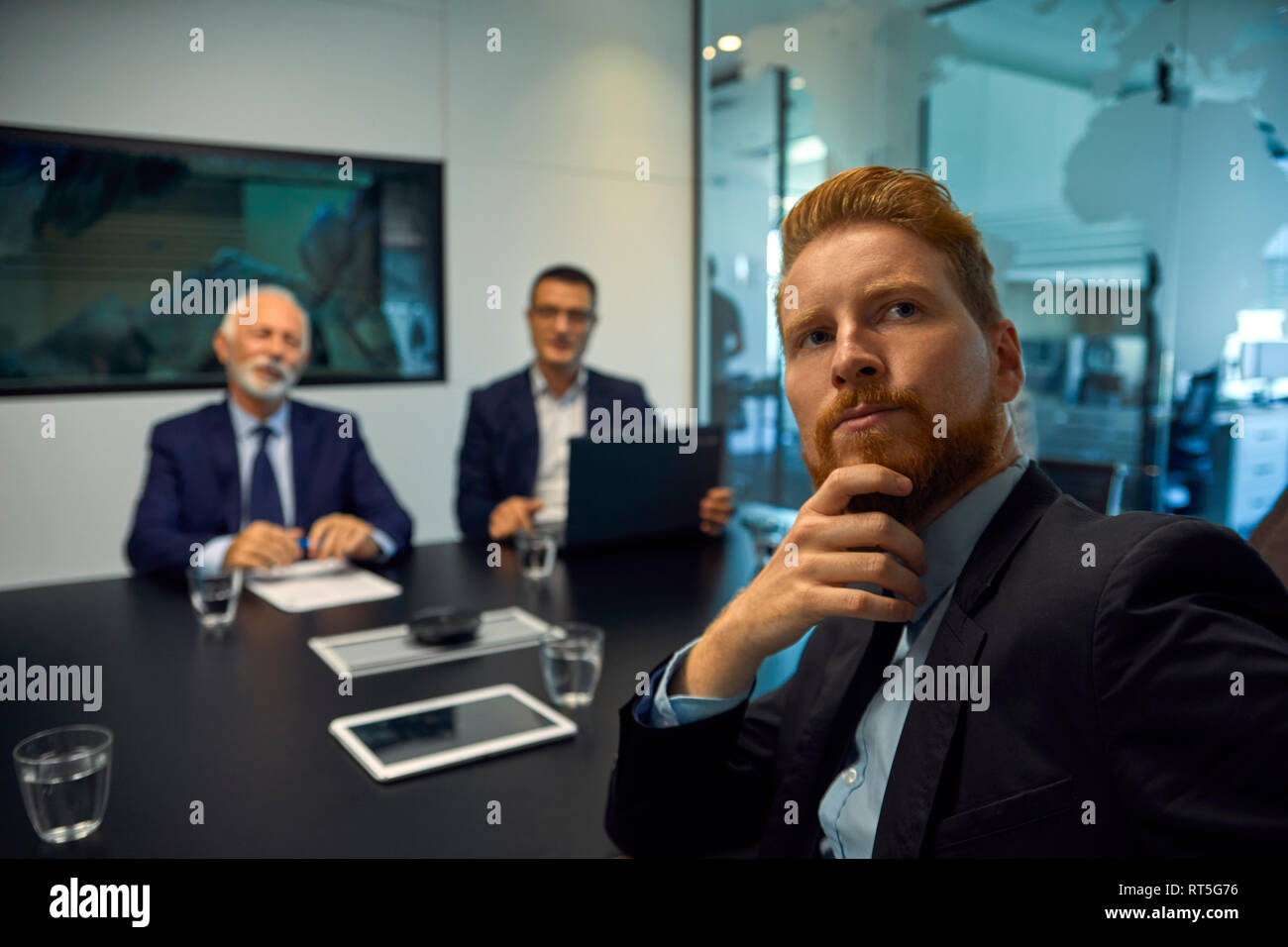Meeting round table only men hi-res stock photography and images - Alamy