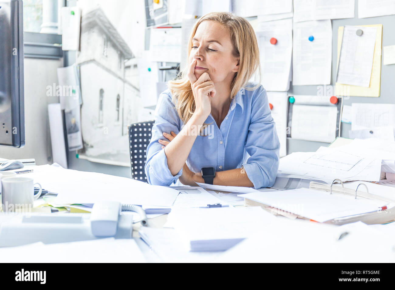 Woman surrounded by paperwork hi-res stock photography and images - Alamy