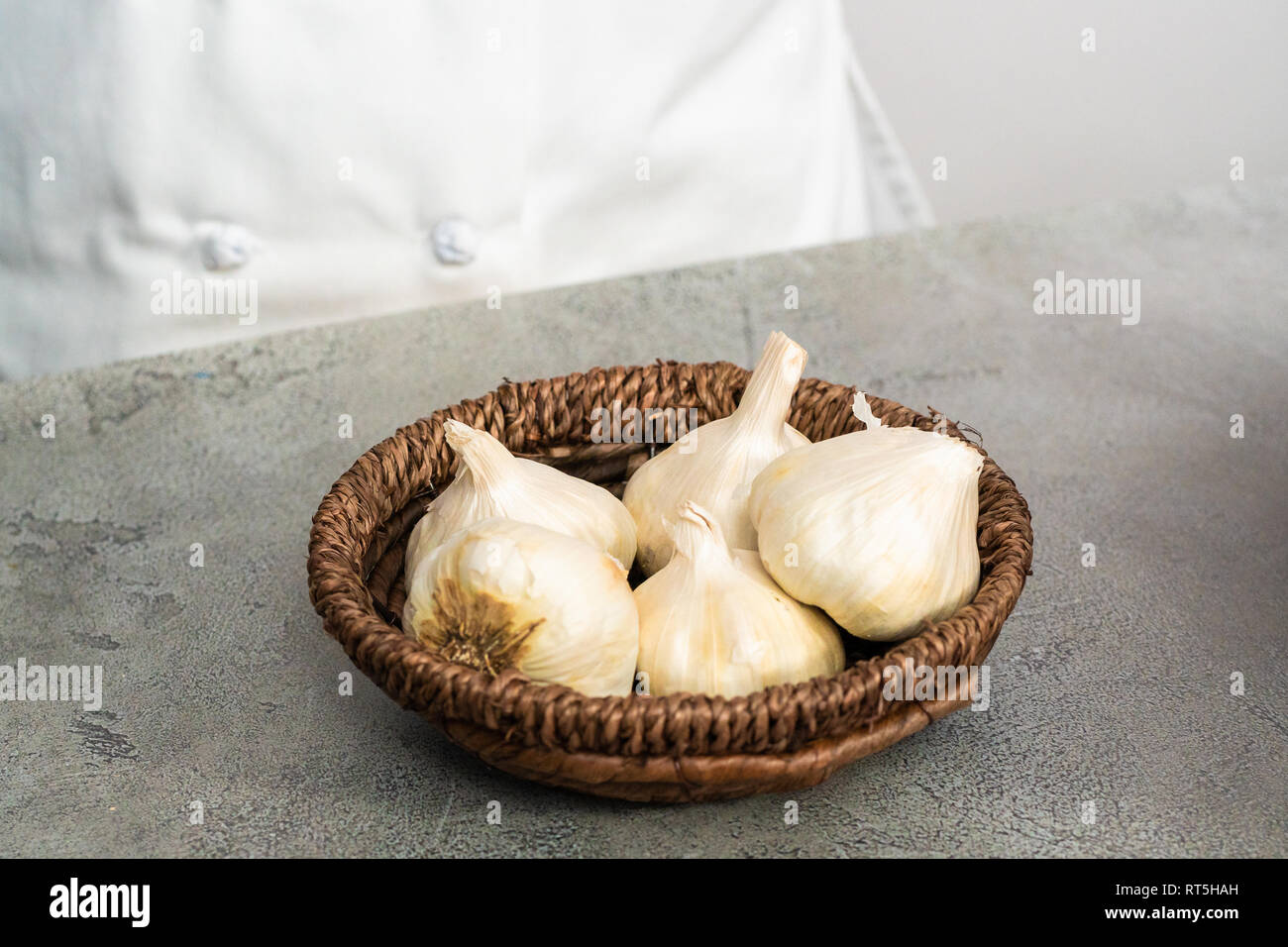 Organic garlic cloves in small basket Stock Photo - Alamy