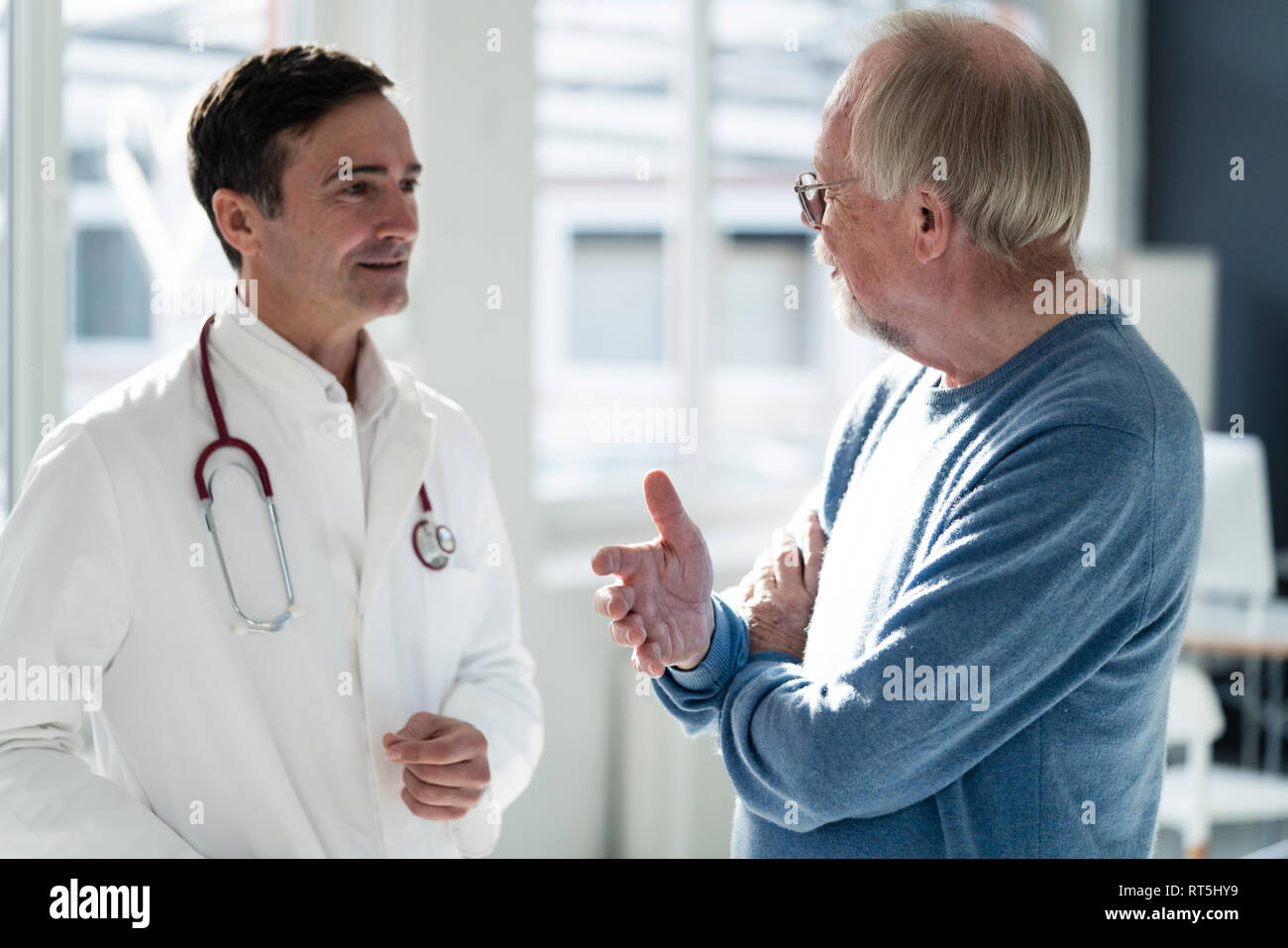 Doctor patient talking hi-res stock photography and images - Alamy