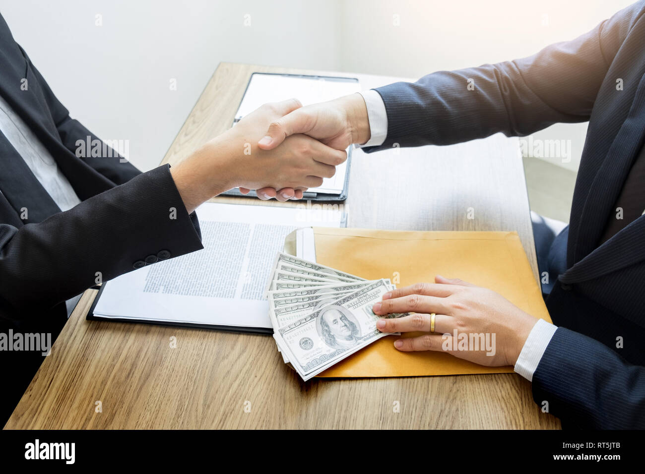 Dealing greeting and partnership meeting concept, businessmen ...