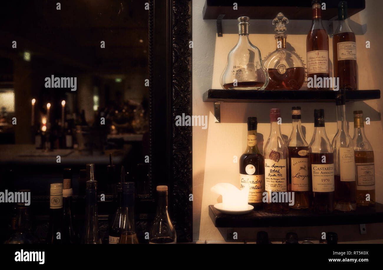 Liquor bottles behind bar hi-res stock photography and images - Alamy