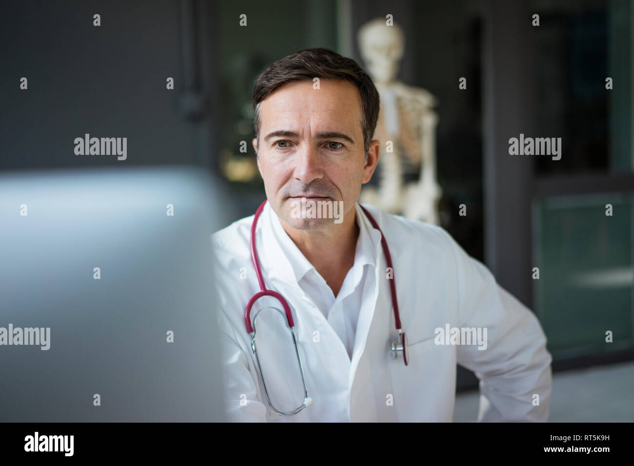 Skeleton at computer hi-res stock photography and images - Alamy