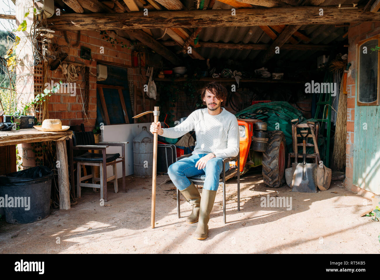 Man with a hoe hi-res stock photography and images - Alamy