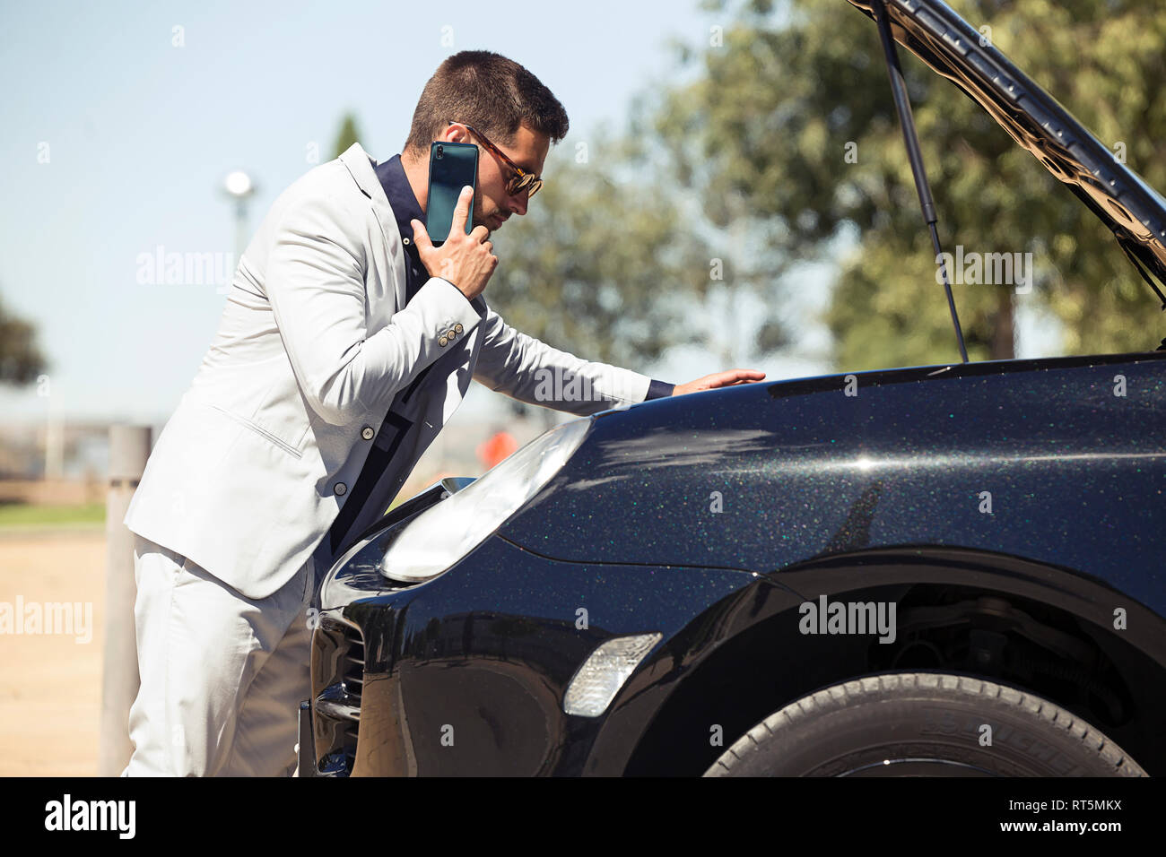 Car breakdown hi-res stock photography and images - Alamy